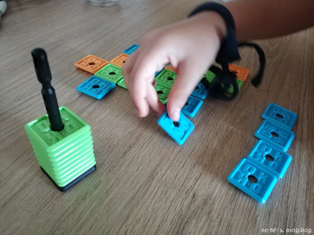 niño jugando a 5 en raya OK Play - Bebé a Mordor